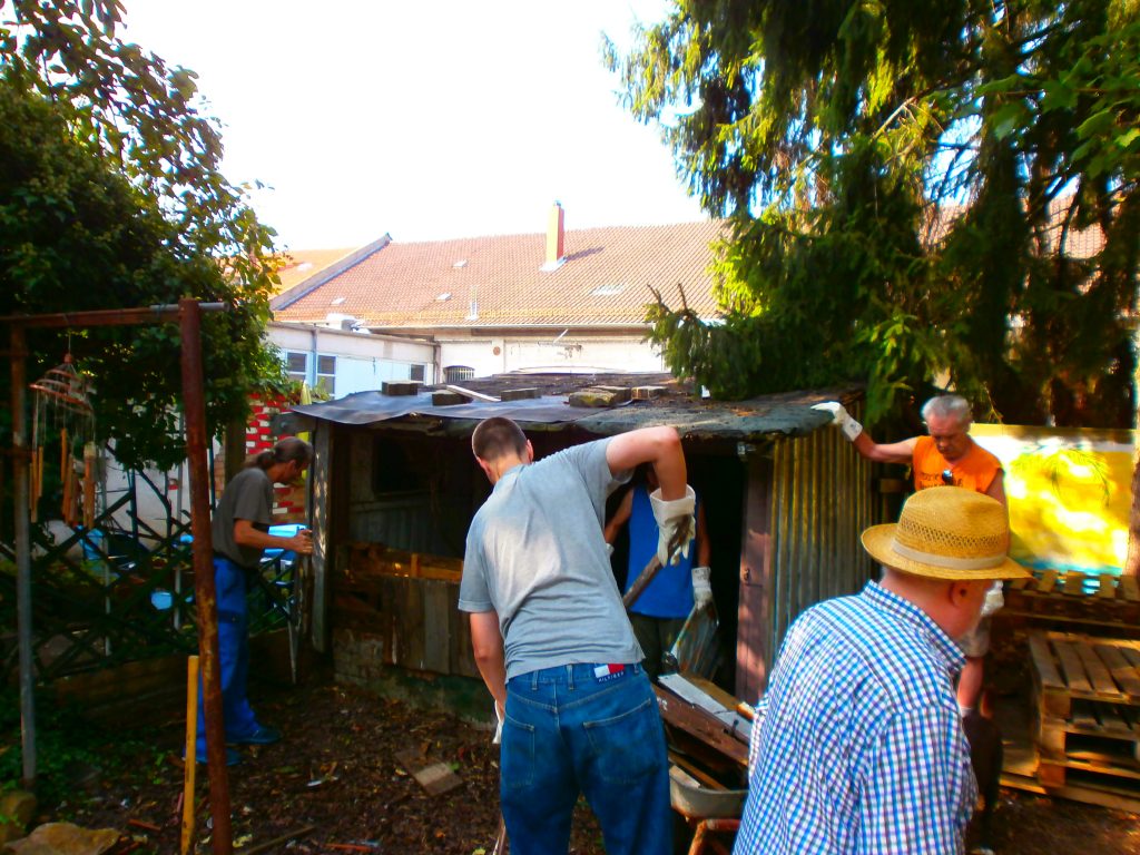 Abriss der maroden Gartenlaube – Obdach e.V. Heidelberg – Hilfe für ...